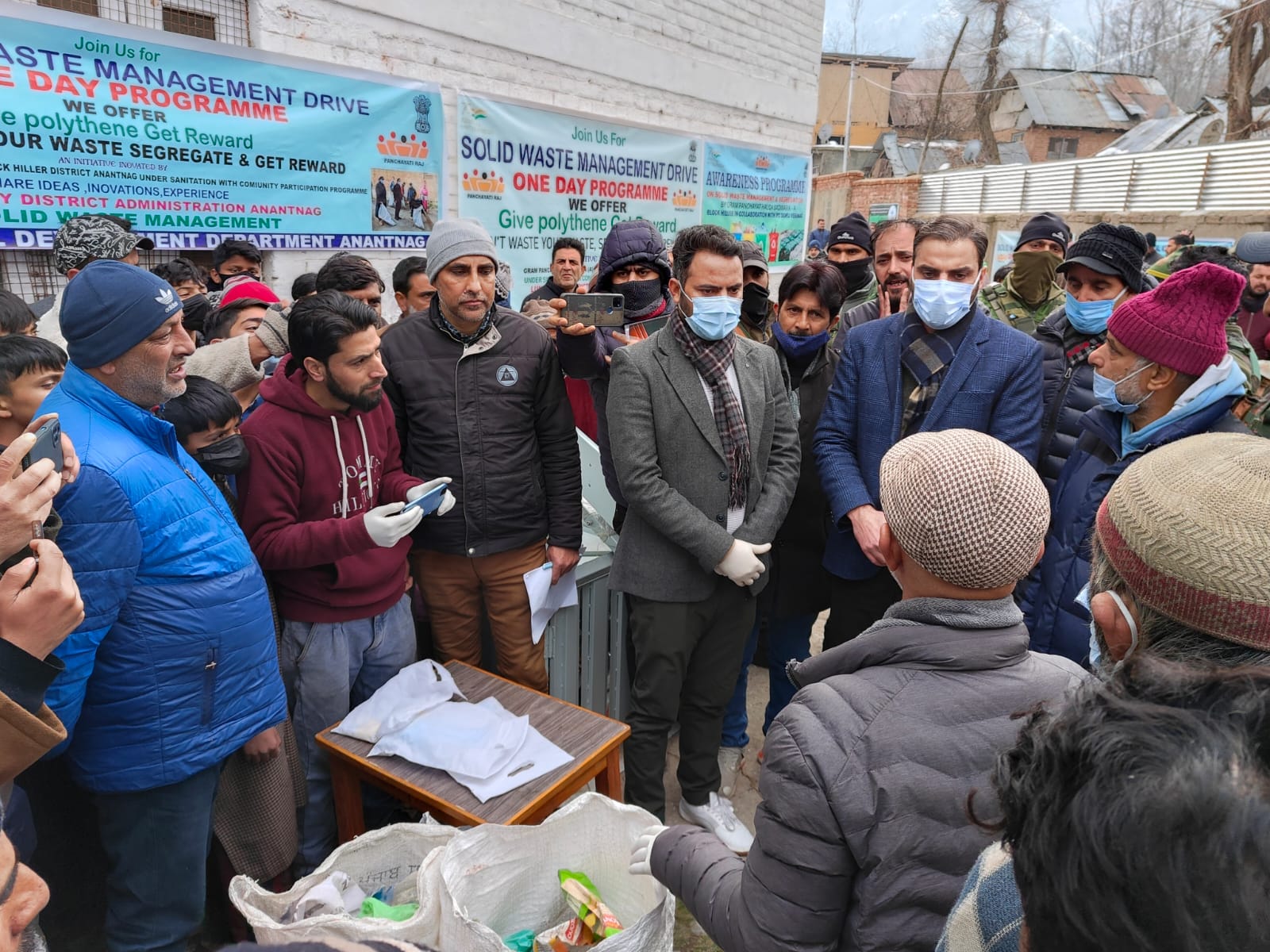 GOODBYE PLASTIC, HELLO GOLD! - Kashmir Central GOODBYE PLASTIC, HELLO GOLD! - Kashmir Central